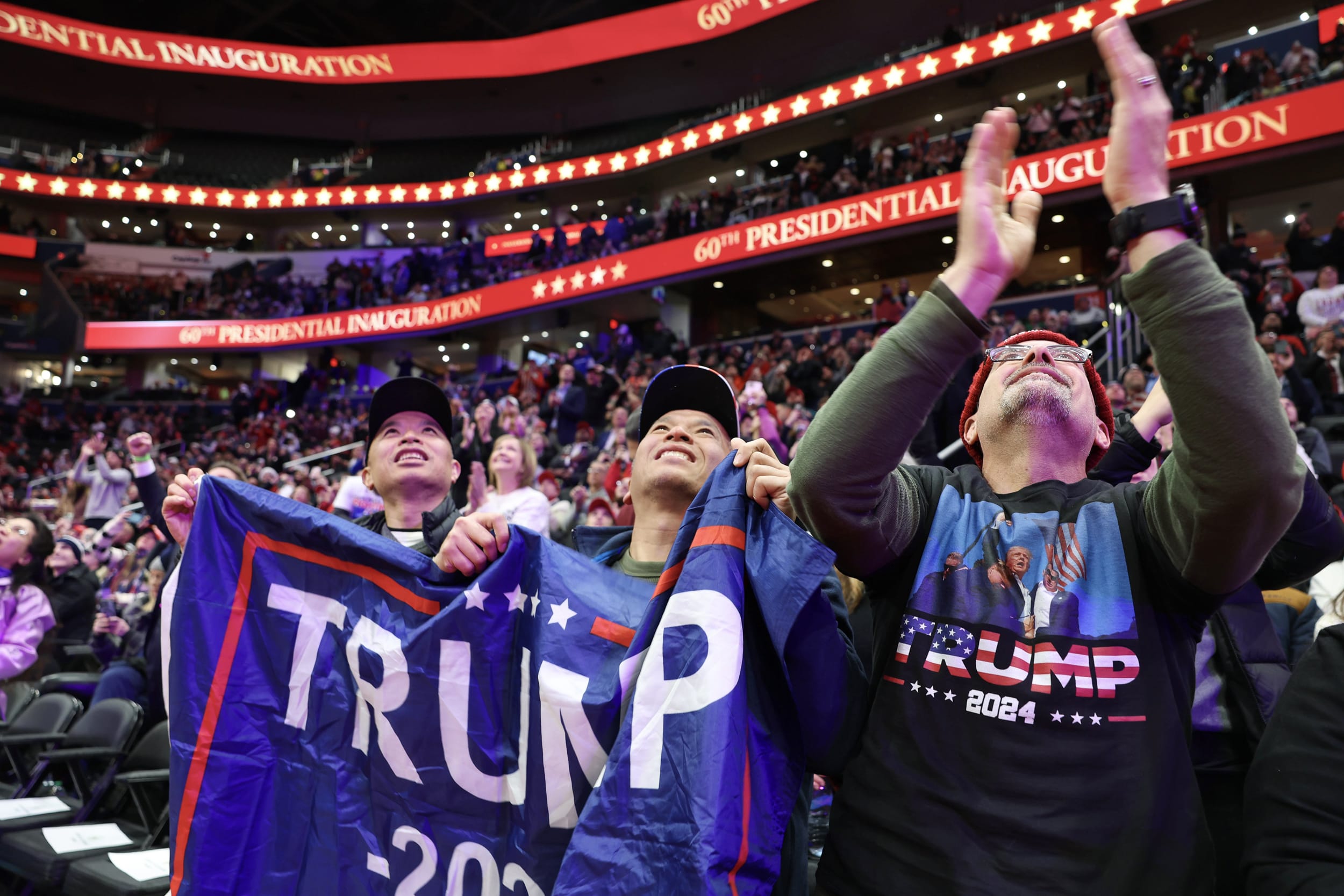Trump firma duras órdenes ejecutivas de inmigración en su primer día en ...