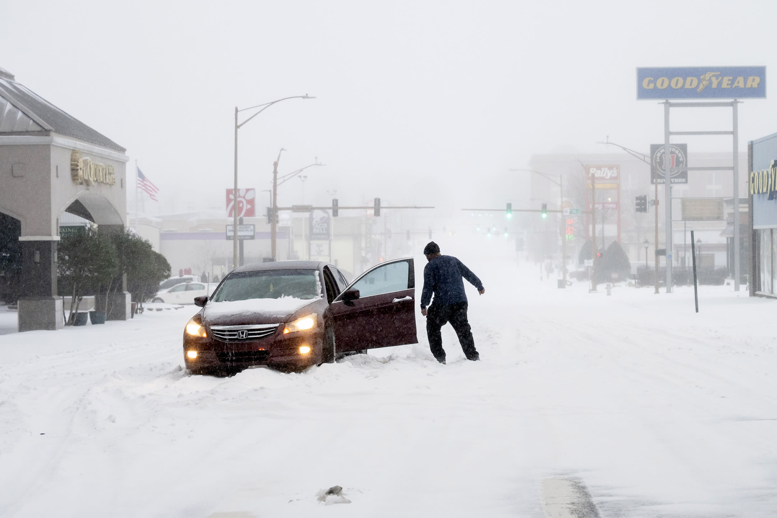 Winter storm live updates: Heavy snow and ice persist across Midwest ...