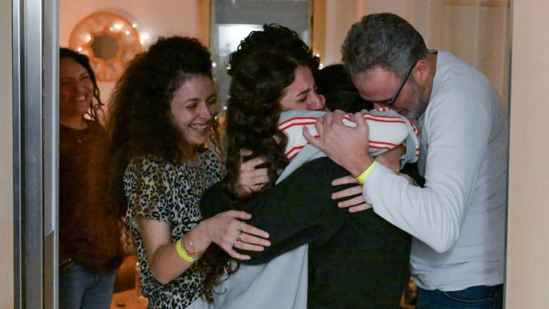 Israel-Hamas: Palestinian prisoners freed hours after three hostages in ...