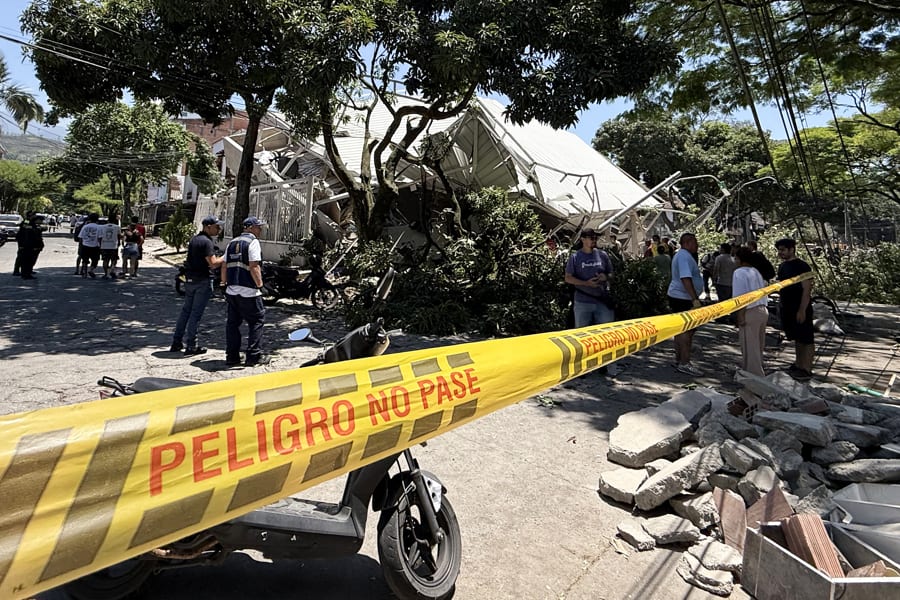Entre Los Escombros Una Madre Busca A Su Hijo Tras El Terremoto En