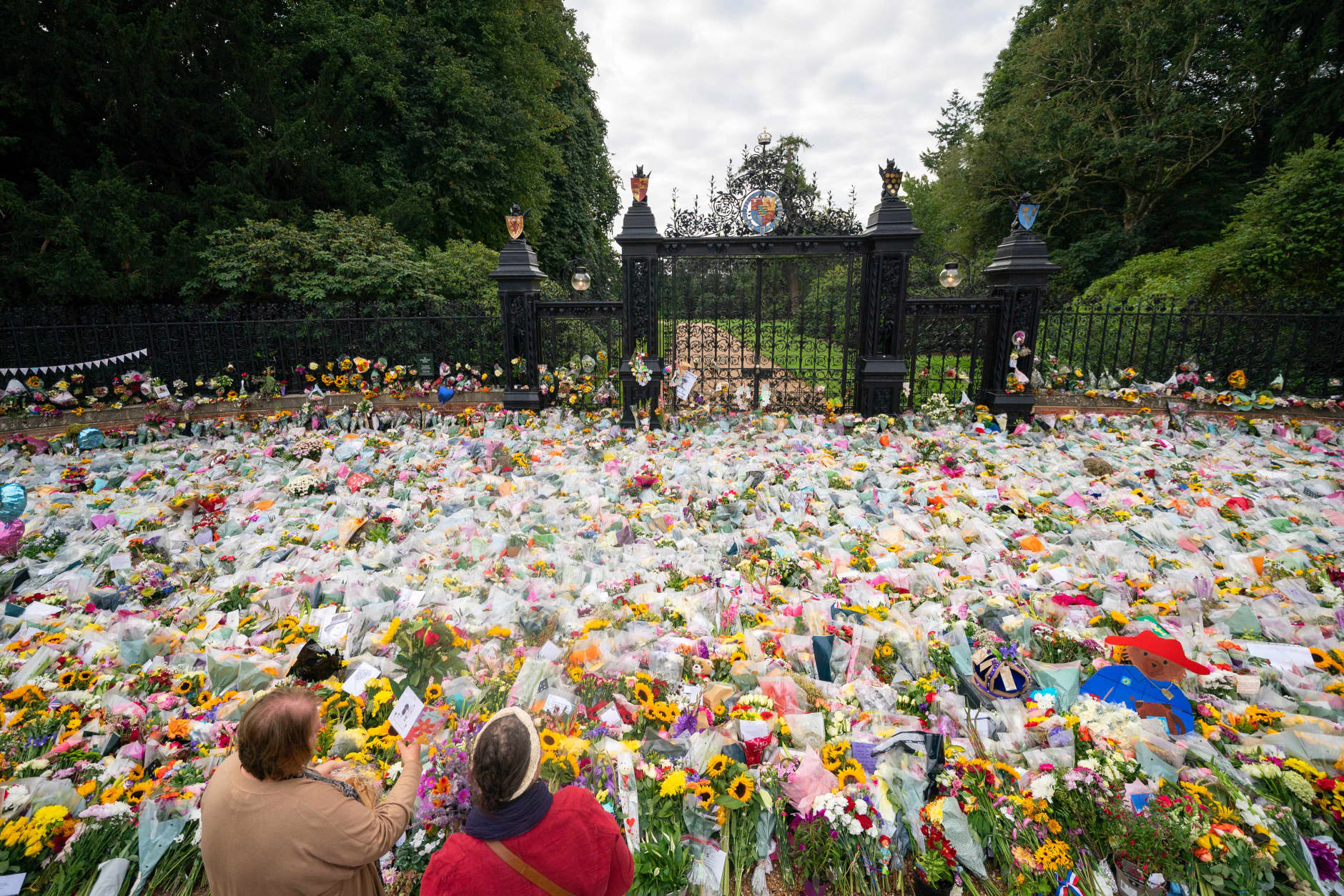 Thousands join line to see Queen Elizabeth lie in state