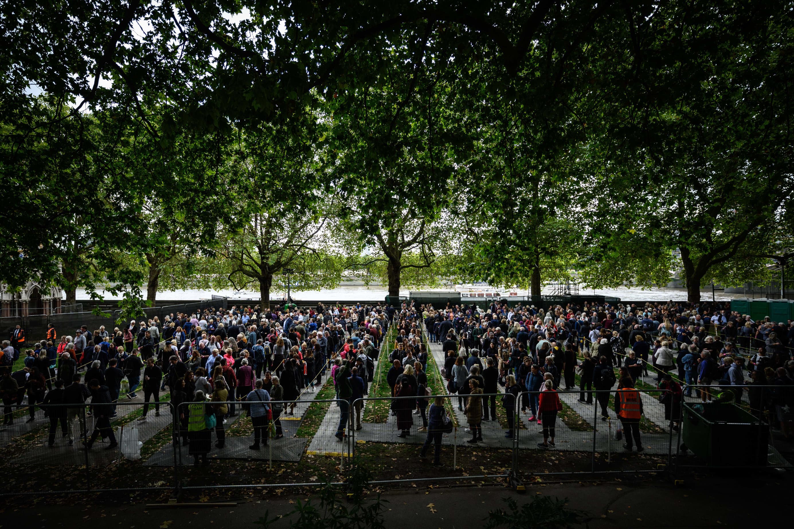 Thousands join line to see Queen Elizabeth lie in state