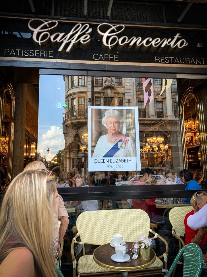Thousands join line to see Queen Elizabeth lie in state