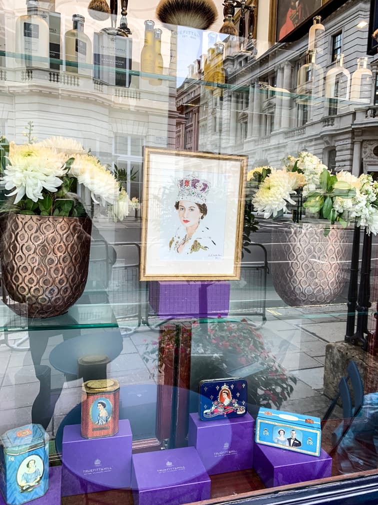 Thousands join line to see Queen Elizabeth lie in state