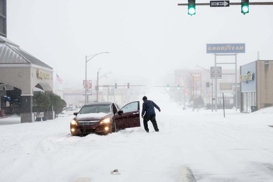 Winter storm live updates: Heavy snow and ice persist across Midwest ...