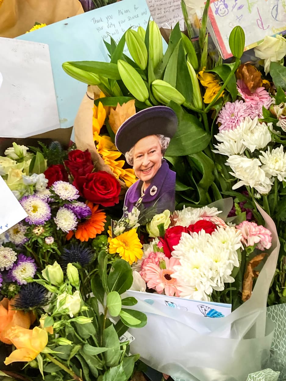 Thousands join line to see Queen Elizabeth lie in state