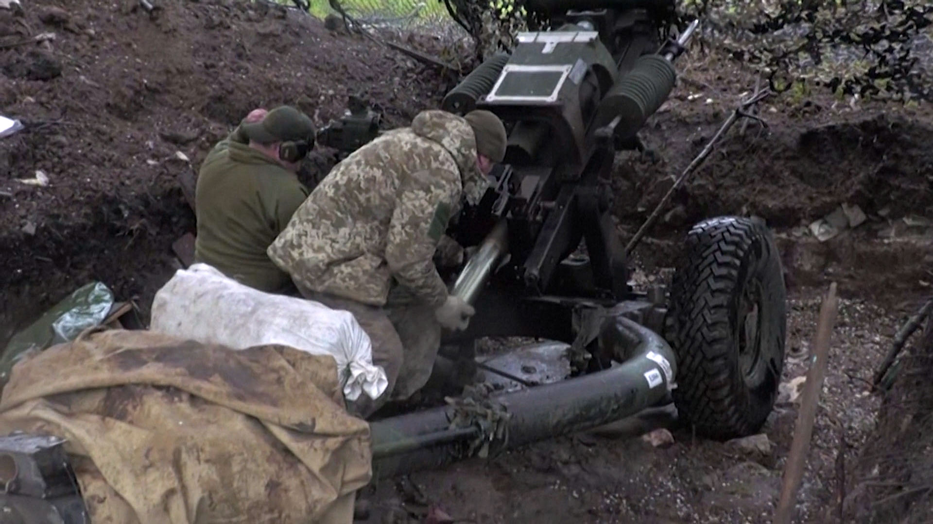 Video shows Ukrainian gunners using American-made howitzer to bombard ...