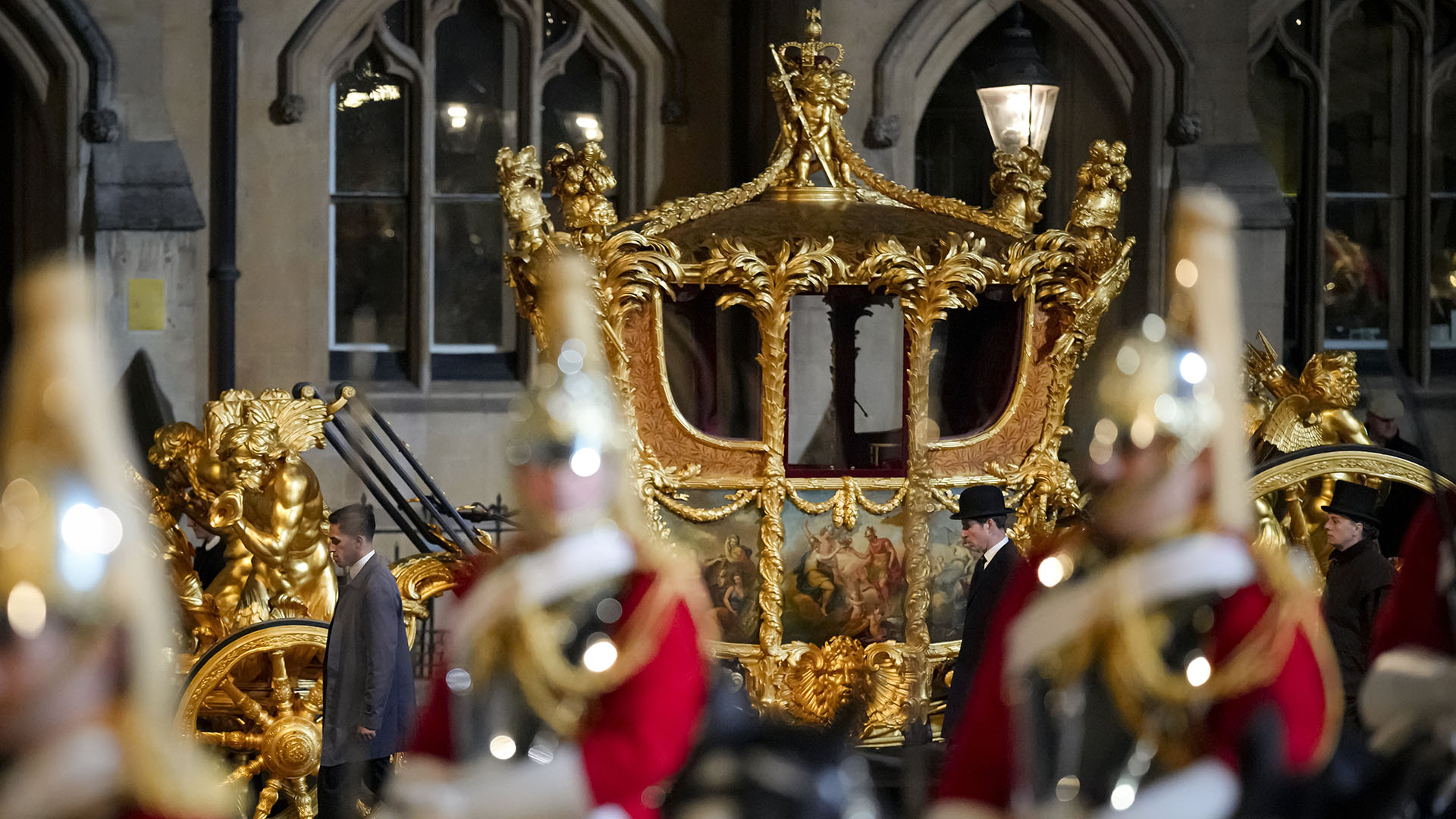 Watch: Overnight rehearsal for coronation parade features carriages and ...