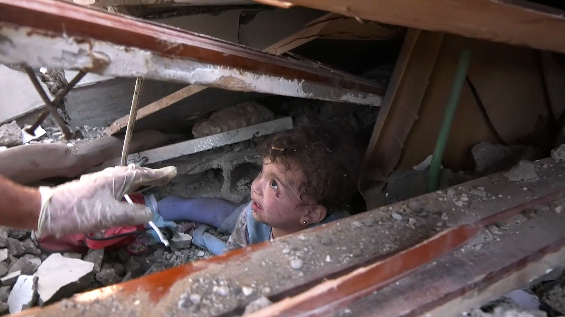 ‘This is a massacre!’: Rescue workers fight to save children in Gaza ...