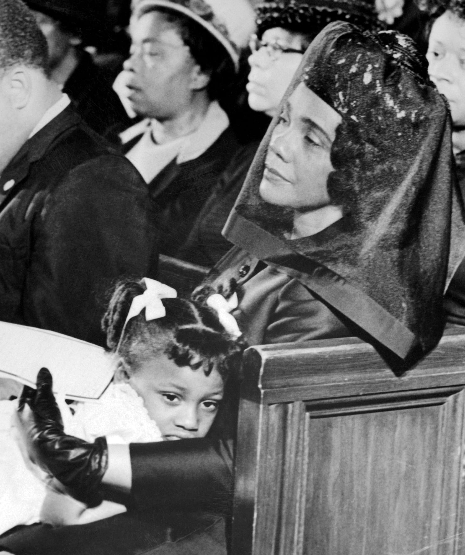 Archivo:Coretta Scott King and Bernice King at the funeral of Martin ...