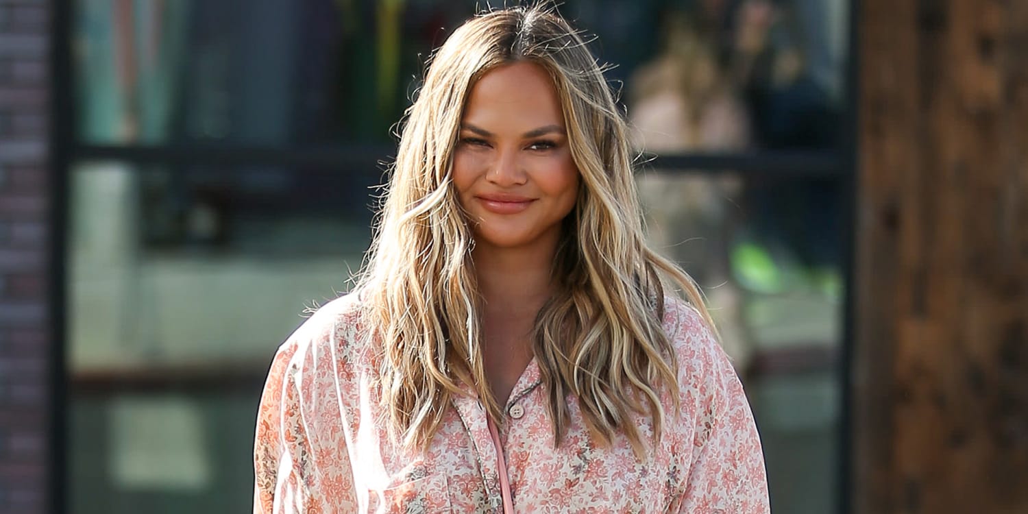 Chrissy Teigen Hair 2022