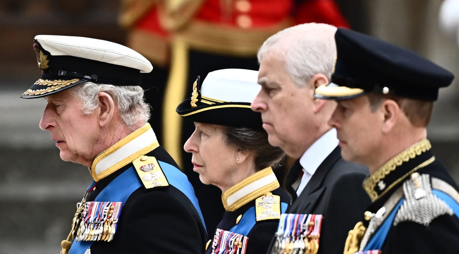 King Charles III bids an emotional farewell to the queen at her funeral - Celebrity news ...