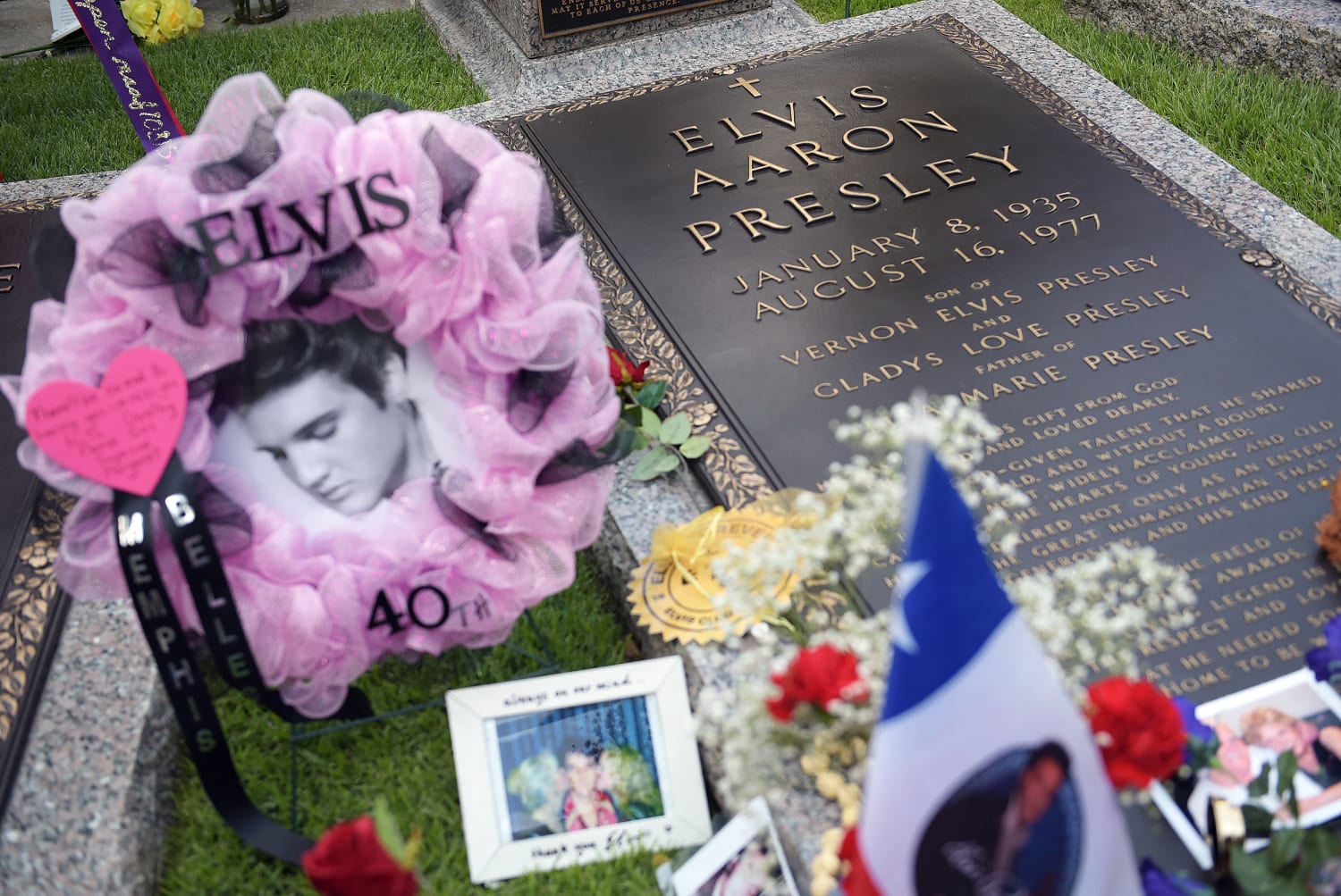 Elvis Presley Gravesite Grave | Elvis Presley's Grave Site. All Of The