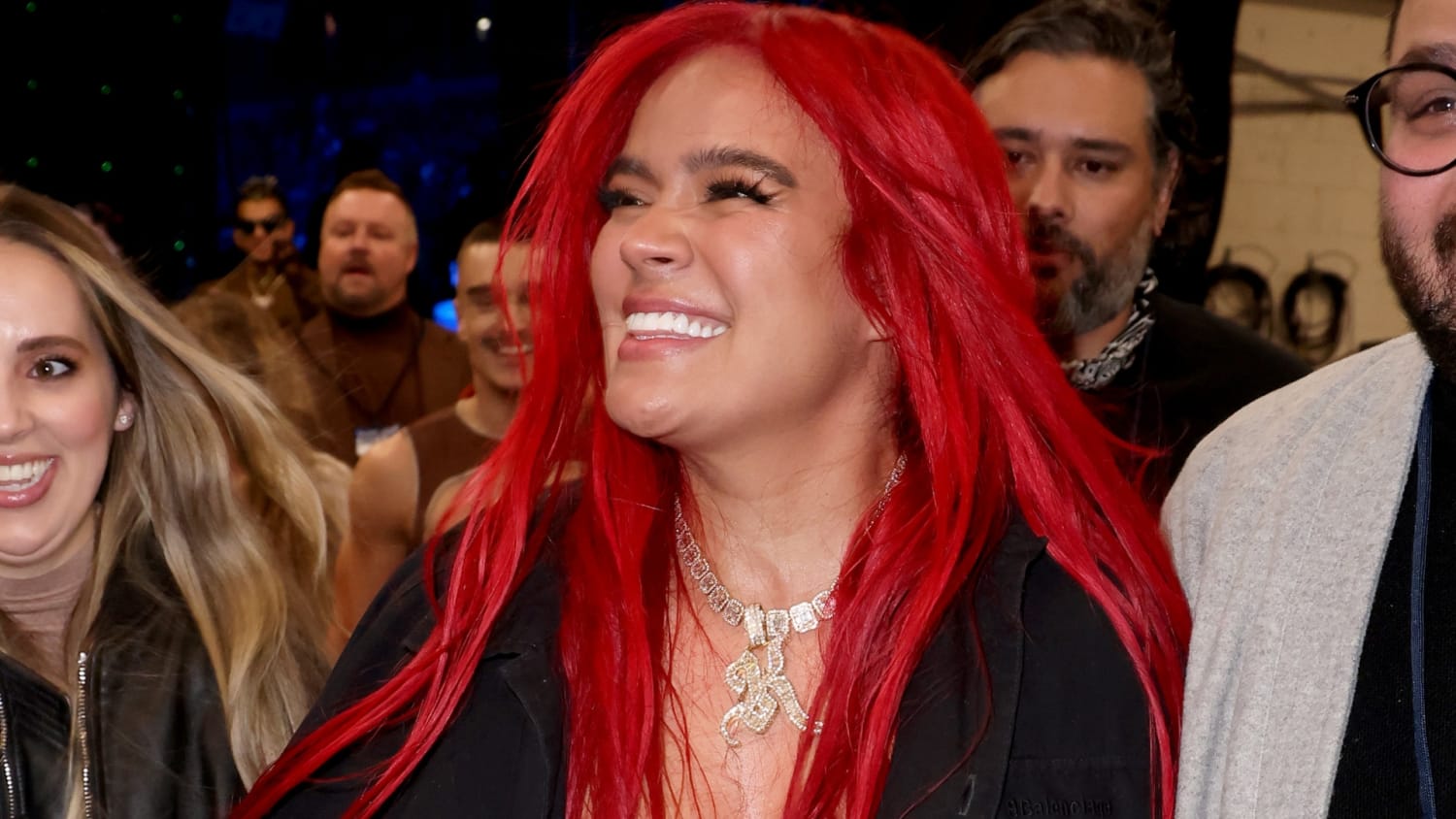 Karol G deslumbra en portada de revista 'Elle' con corsé negro