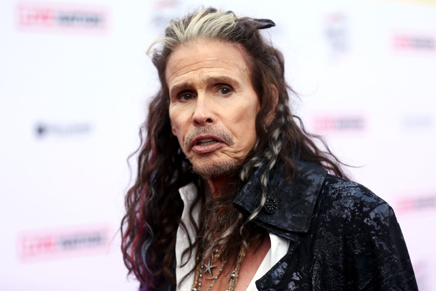 “For years, he never told anyone…” — but when Steven Tyler stood on ...