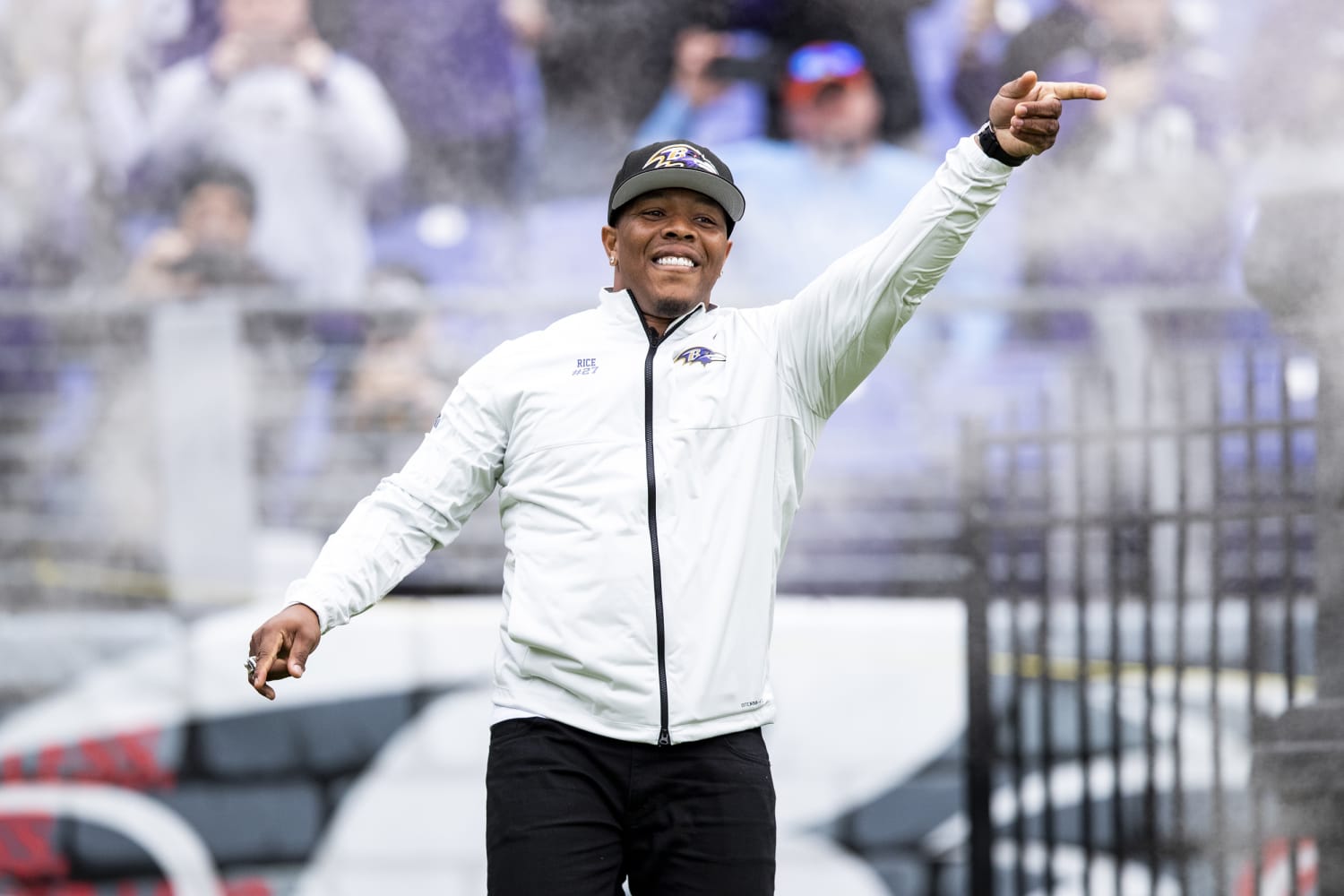 Meme Abuso Di Ray Rice Ravens RB Ray Rice Suspended Indefinitely After