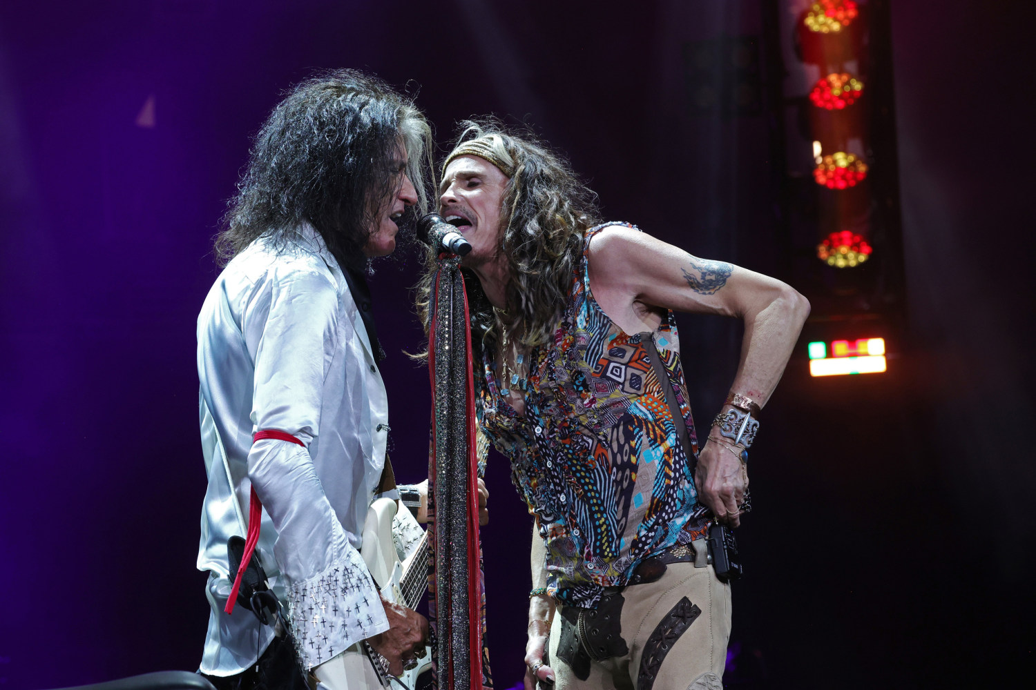 Steven Tyler Singing On Stage