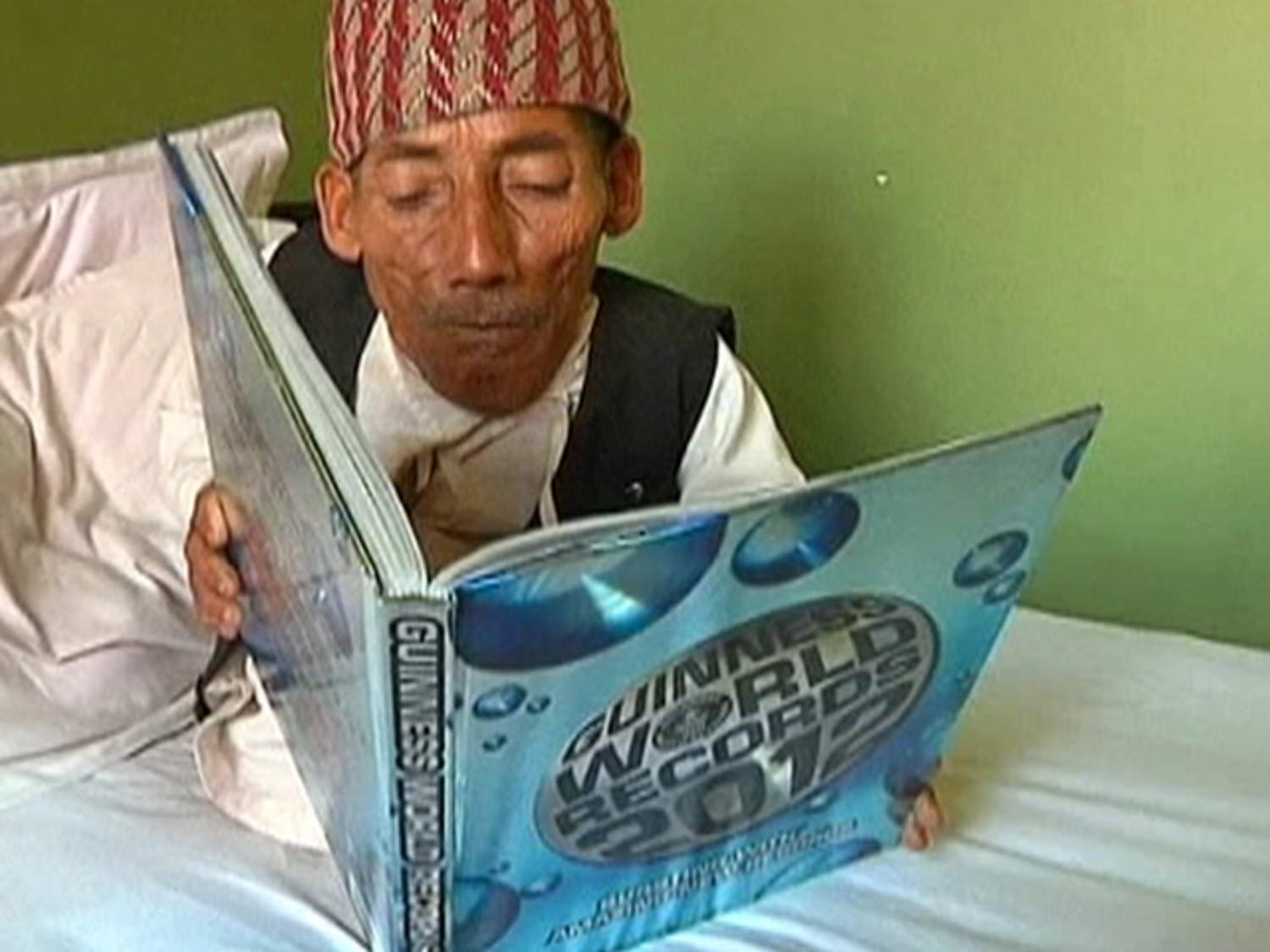 Thinnest Man On Earth World's Tallest Man Sultan Kosen Meets Shortest
