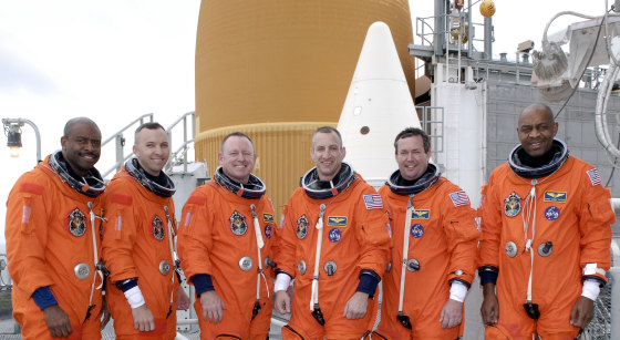Atlantis’ team carries the ball for NASA