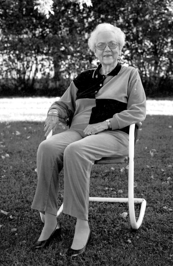 Teacher, 100, gets degree a day before dying