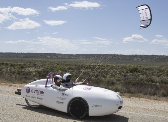 Kite, portable wind turbine power this car
