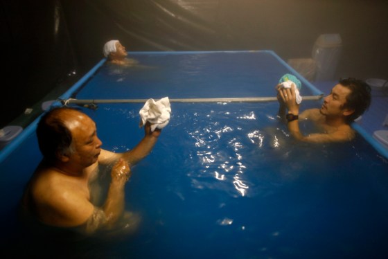 Japan quake victims enjoy their first baths since disaster