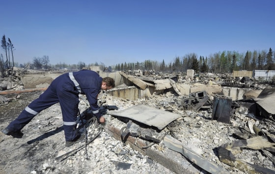 Thousands flee 'town on fire' in Canada