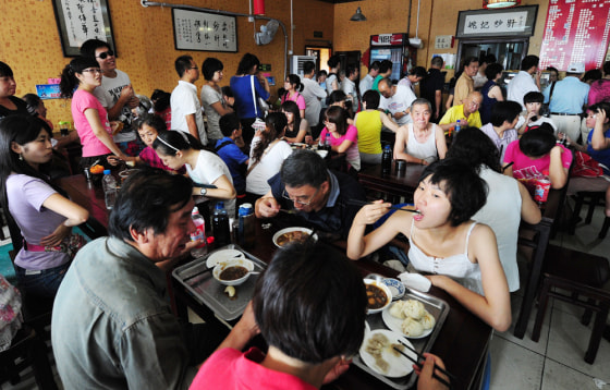 'Noodle diplomacy': VP's meal draws crowds to Beijing restaurant