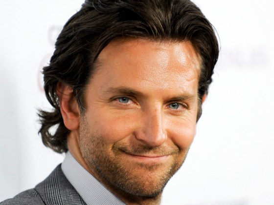 A man's smile can make women act subordinate