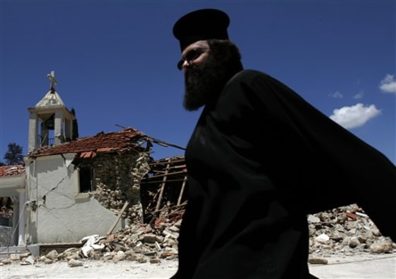 Greece orders evacuations in quake-hit area