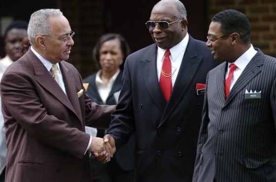 Obama's ex-pastor sidesteps controversy