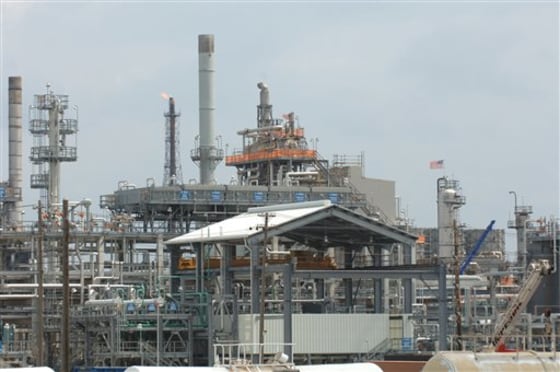 Refinery controversy reflects permit problems