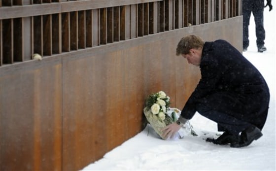 Prince Harry pays tribute to Berlin Wall victims