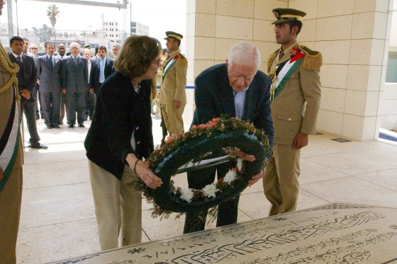 Carter and Hamas politician meet, embrace