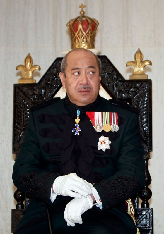 Tongan king crowned in Christian ceremony