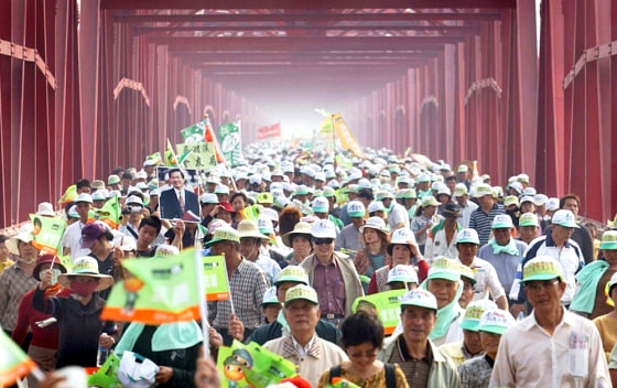 1.2 million form human chain in Taiwan