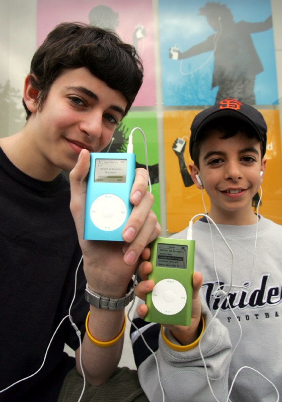Apple adds new iPod models