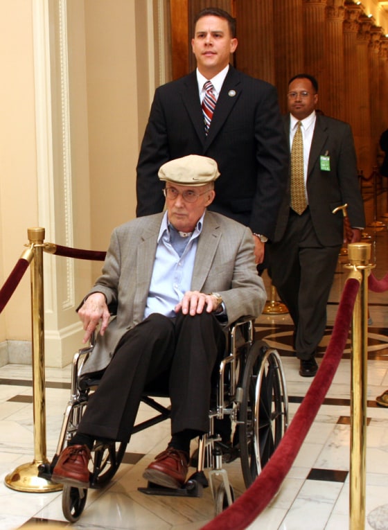 In wheelchair, Rehnquist visits Capitol