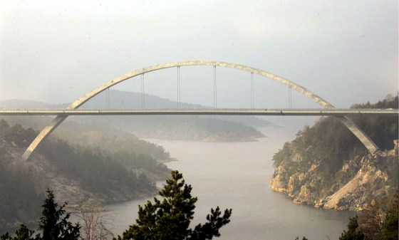 World's largest single-arched bridge opens