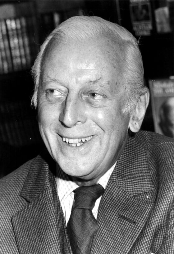 TV host Alistair Cooke's bones allegedly stolen