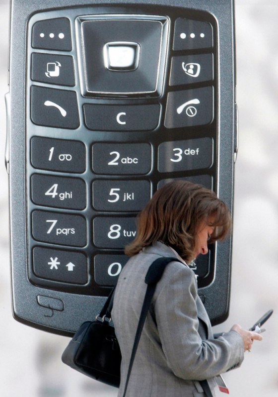 Microsoft unveils bold push at wireless show