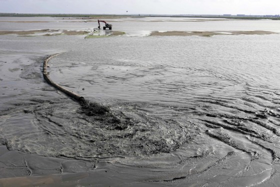 Louisiana tries mining mud to rebuild coast