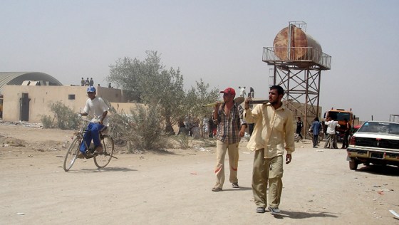 Iraqis loot base after British troops leave