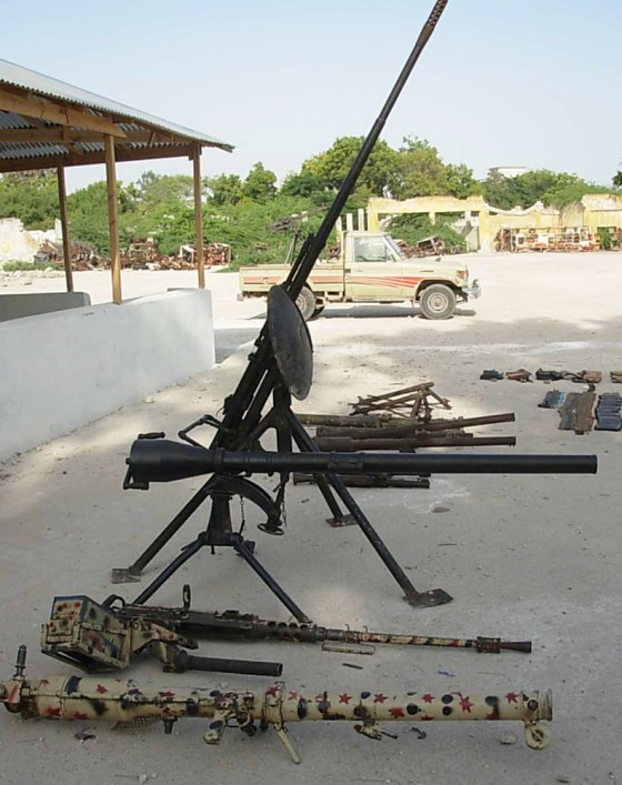 Somalis fear return to anarchy, arm themselves