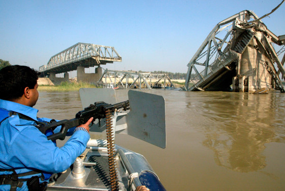 Suicide truck bomb collapses Baghdad bridge