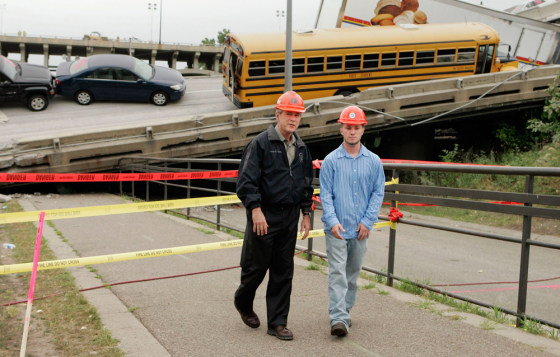 Bush visits site of Minneapolis bridge collapse