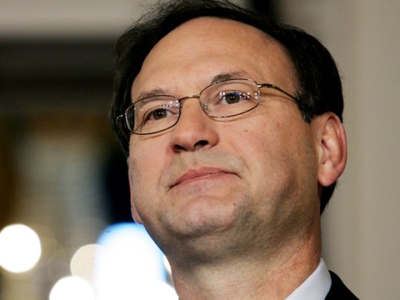 Alito urges judges to show restraint