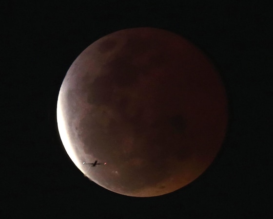 'Blood Moon' Eclipse Dazzles Skywatchers
