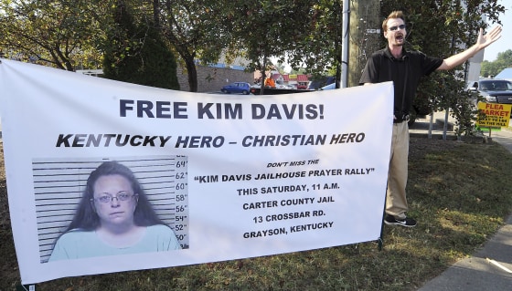 Supporters of Jailed Kentucky Clerk Kim Davis Rally to Her Defense