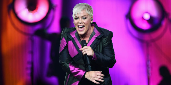 Pink performs after hospitalization — friends Katy Perry and Hugh ...